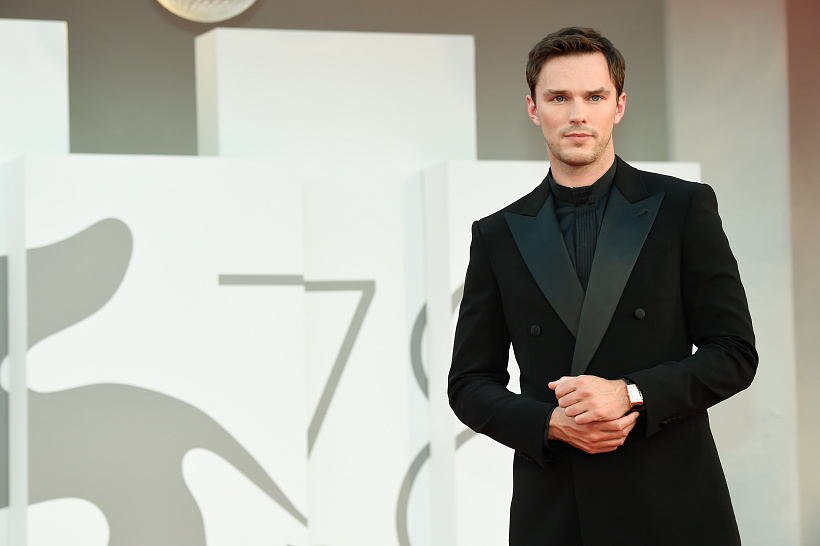 Muž v zajetí upírů: Nicholas Hoult | Harper's Bazaar