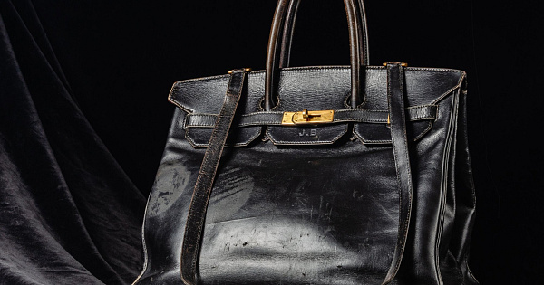 Do aukce míří první kabelka Birkin: Originál, který nosila Jane Birkin